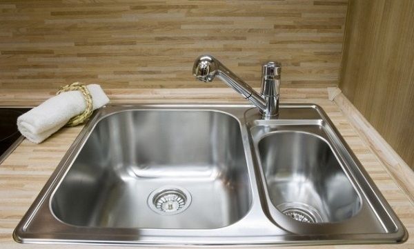Πώς βγαίνουν οι κηλίδες νερού από το νεροχύτη; Το μυστικό κρύβεται στο ...