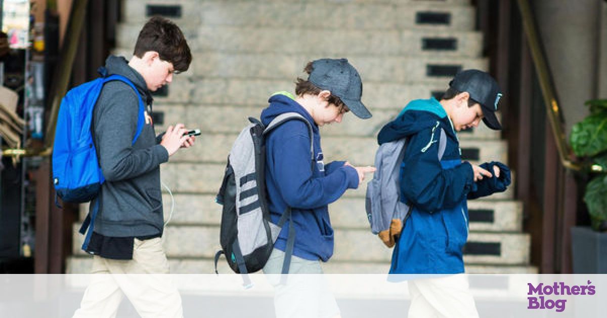 «Smombies»: Το φαινόμενο που αρχίζει να παίρνει διαστάσεις - Mothersblog.gr