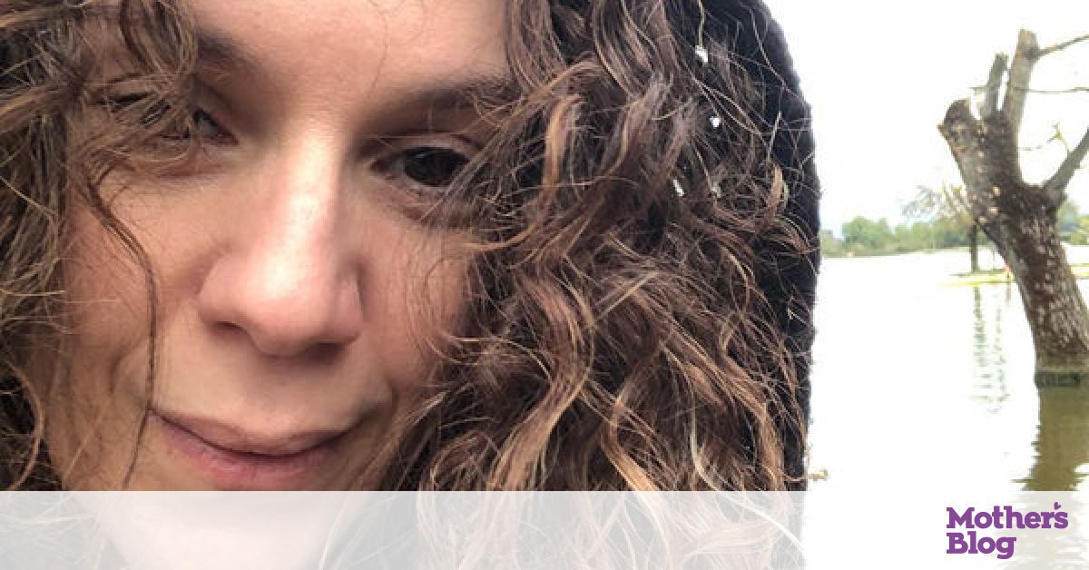 Η κόρη της Πέγκυς Τρικαλιώτη παίζει στη θάλασσα - Δείτε την τρυφερή ...