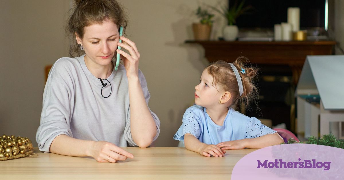 Μελέτη: Οι γονείς που είναι εξαρτημένοι από το κινητό φωνάζουν περισσότερο στα παιδιά ...