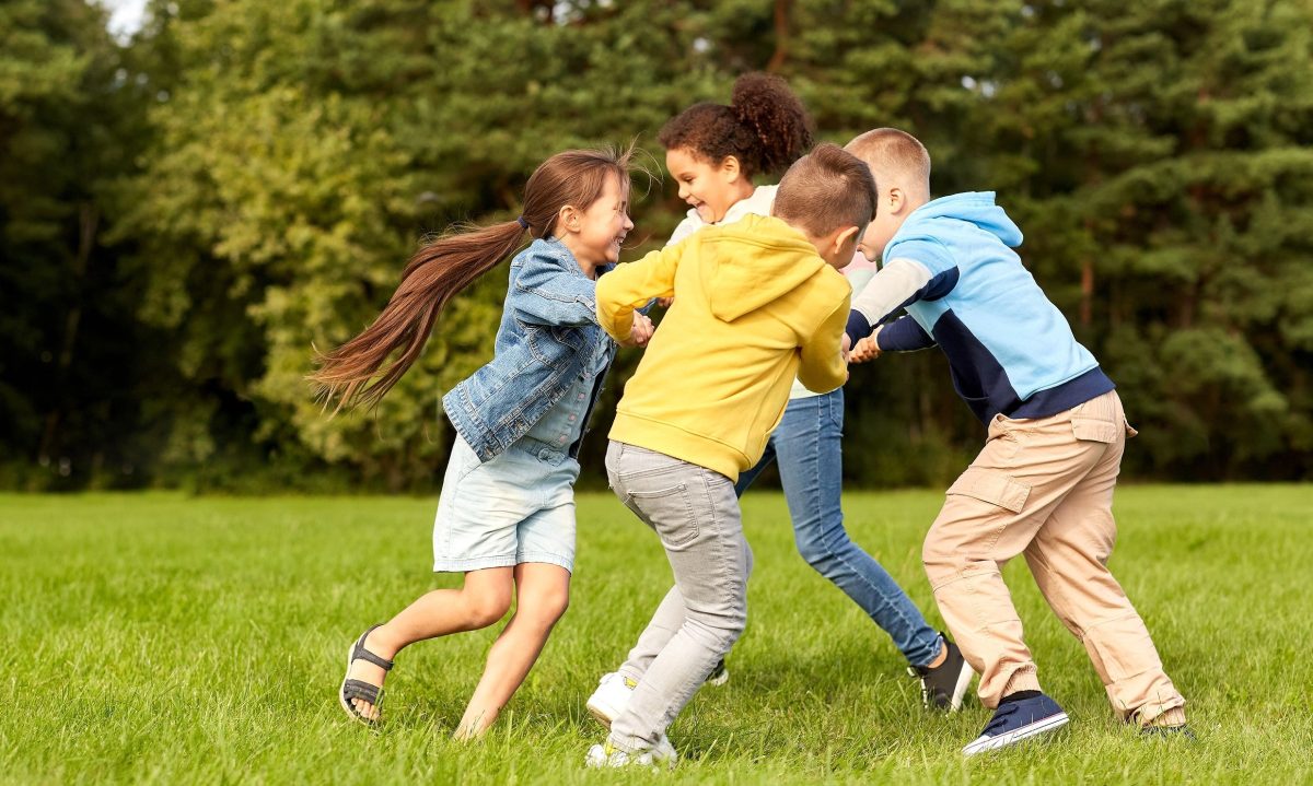 «Η μικρή Ελένη», «Περνά, περνά η μέλισσα» και άλλα παιχνίδια που αξίζει ...