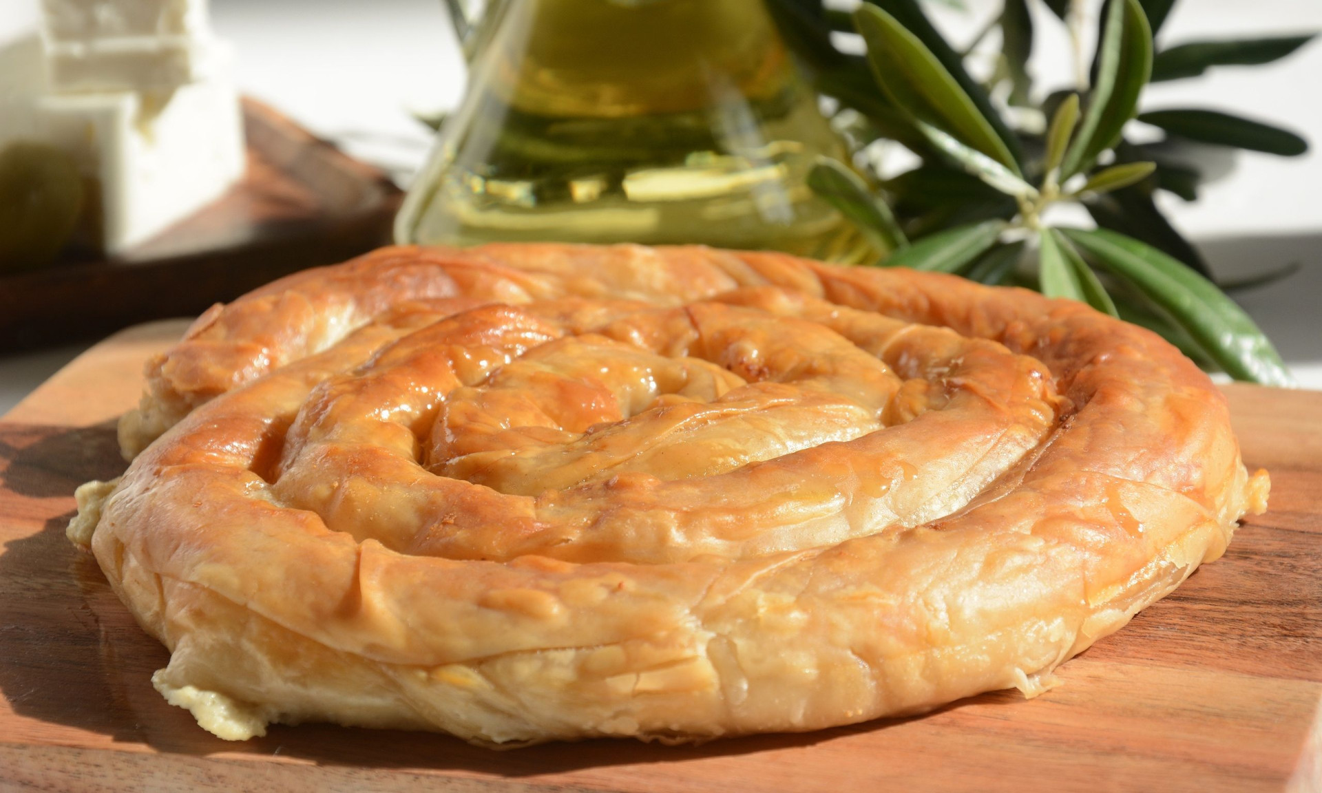 Συνταγή για στριφτή τραγανή τυρόπιτα (το tip για να ανοίξετε λεπτό ...